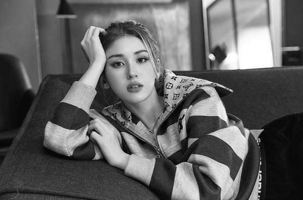 韓網熱議！Somi 新歌發佈會好身材亮相，「大長腿+11字腹肌」瘦身密技大公開！