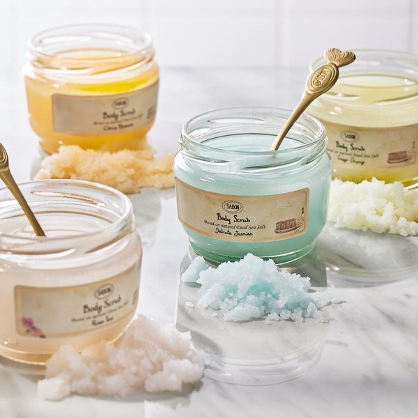 SABON磨砂雙后無痛入手，臉到身體滑嫩透亮！編輯加碼推薦全新「珍萃玫瑰」臉部磨砂膏