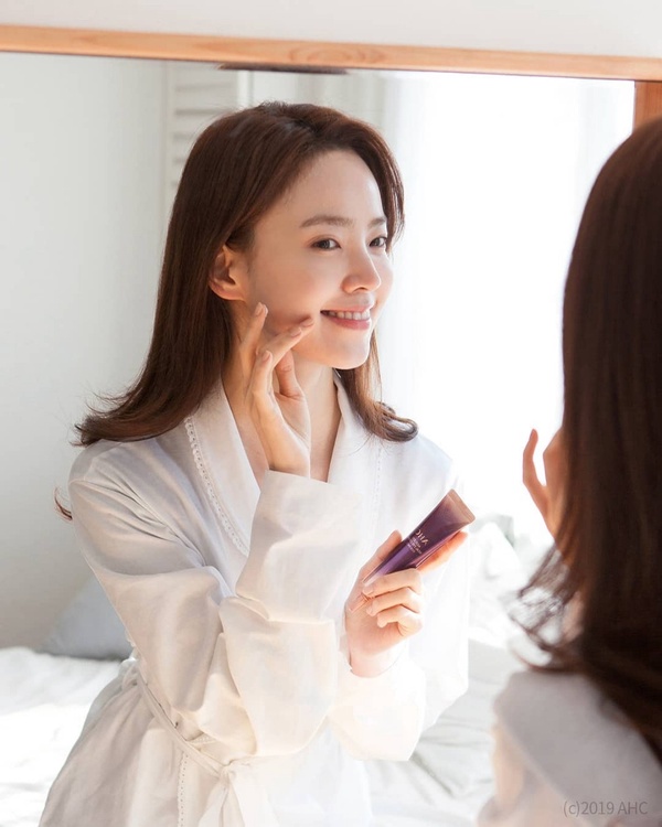 彩妝師透亮服貼底妝技巧!妝前保養、上妝步驟手把手教學,脫皮、乾紋也可以完美遮瑕