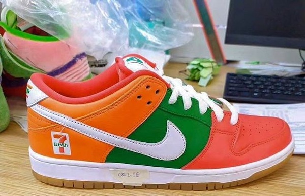 穿這雙進 7-eleven 會有折扣？Nike x 7-11 聯名鞋款重磅登場，經典配色超亮眼！