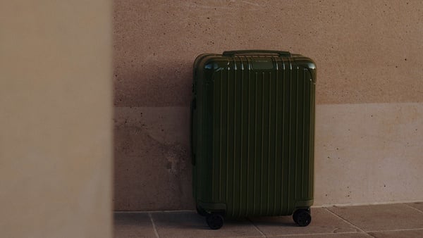 RIMOWA 推出絕美新色！夢幻「玫瑰霧粉」、「仙人掌綠」新登場，還推出同色硬殼斜揹袋