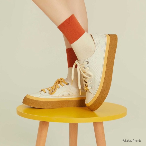 KAKAO FRIENDS x EPT「萊恩、春植帆布鞋」萌翻天！鞋帶藏著小臉蛋、鞋舌LOGO巨可愛