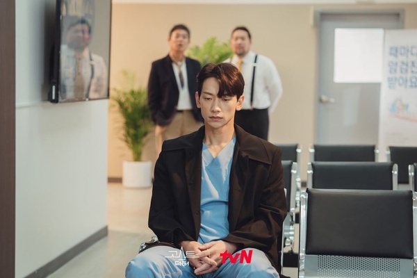 Rain、金汎《Ghost Doctor》首播收視開紅盤！奇幻+醫療題材，劇情輕鬆爆笑、步調快！