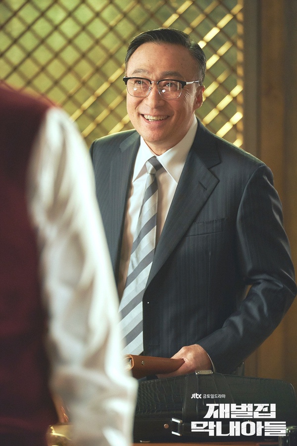 《財閥家》演員「超意外的年齡差」！哥哥亨俊竟比宋仲基小，大兒子竟只比阿公小2歲！