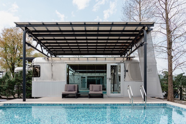 綠野森林仙境！唐寧茶Twinings帶你體驗LoopLand豪華露營車、星空泳池和英式茶香私廚