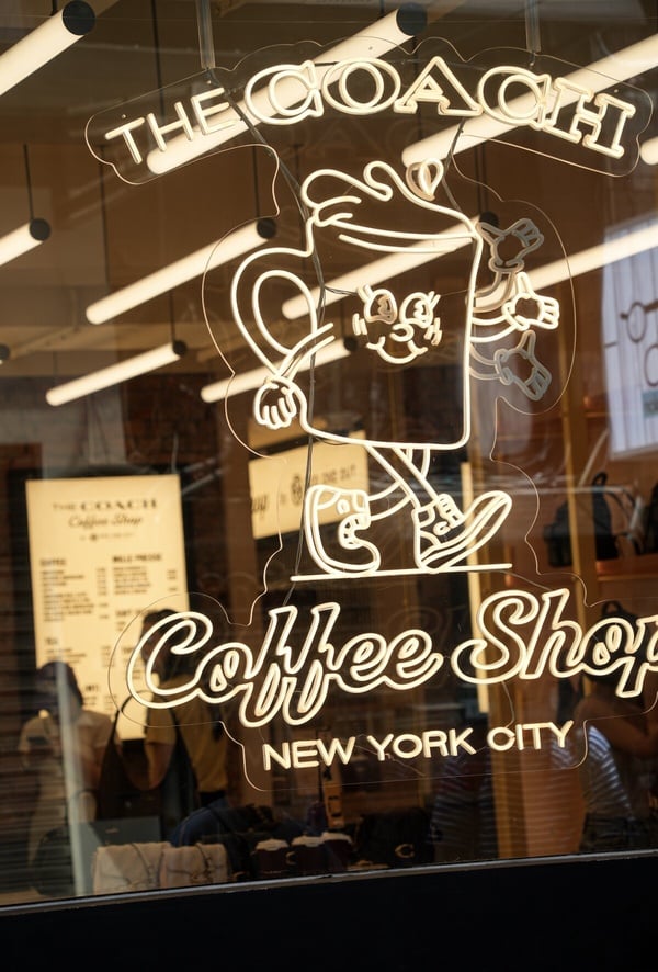 咖啡控必去！全台首家「The COACH Coffee Shop」在中山，冠軍鮮奶茶必喝再推千層派