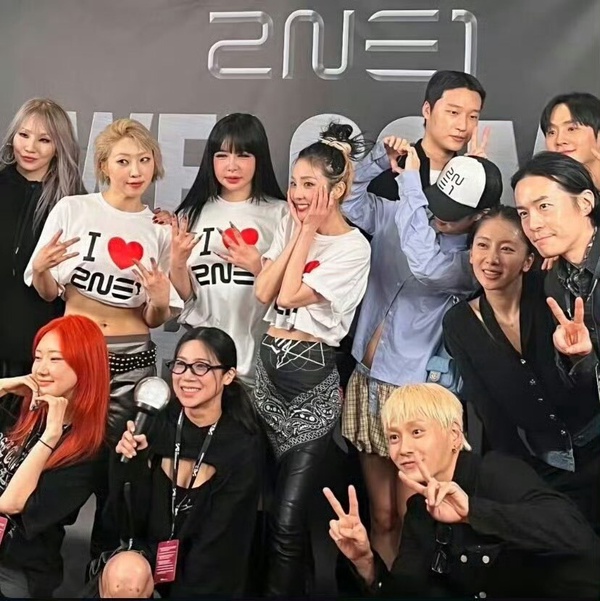 2NE1首爾演唱會眾星雲集：YG Family 重聚超感人，aespa Winter 、NewJeans 變小迷妹！