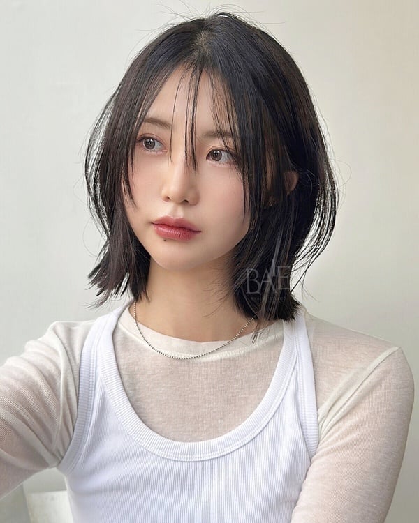 2024秋季及肩層次髮型推薦！外翹燙、羽毛剪爆紅，中短髮、中長髮不挑人，減齡修飾臉型