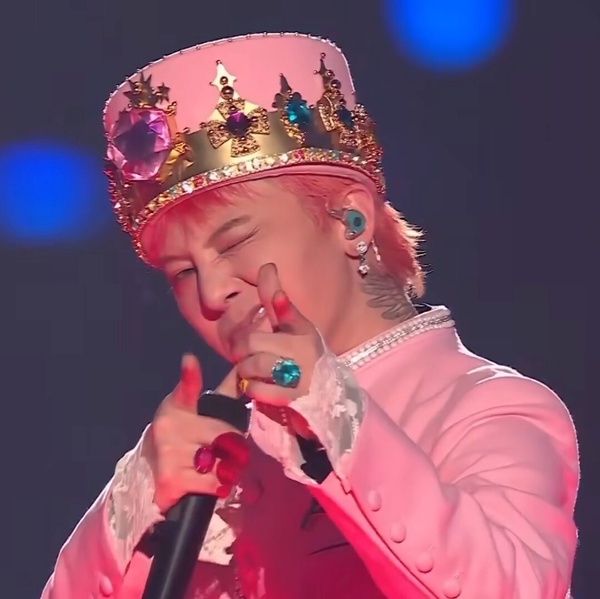 GD釋出BIGBANG合體舞台幕後花絮！MAMA舞台造型總價破億，粉紅皇冠「有錢也買不到」