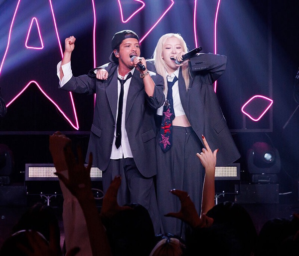 Rosé〈APT.〉MV破10億次觀看！幕後花絮曝光，「親吻臉頰」名場面竟是Bruno Mars提議！