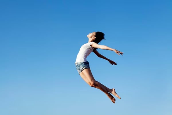 夢到掉牙齒、從高處墜落、自己裸體？8種常見夢境解析：可能迎來人生重大轉變！