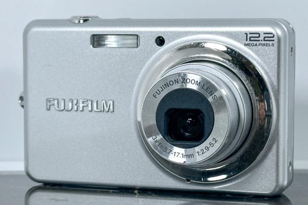 小紅書爆紅！10款女愛豆愛用CCD推薦：Karina柯達C713復古人像風、金采源富士J30膠片感