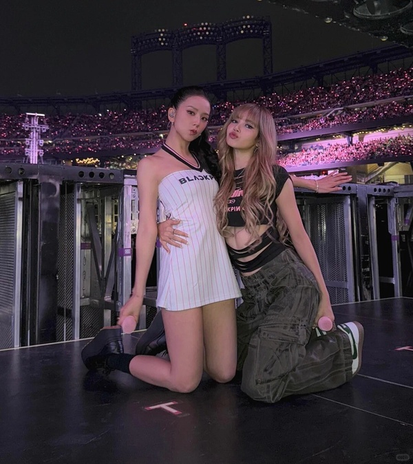 Nike新代言人呼之欲出？BLACKPINK Lisa《DEADLINE》演唱會「同款Nike球鞋」神出來了！