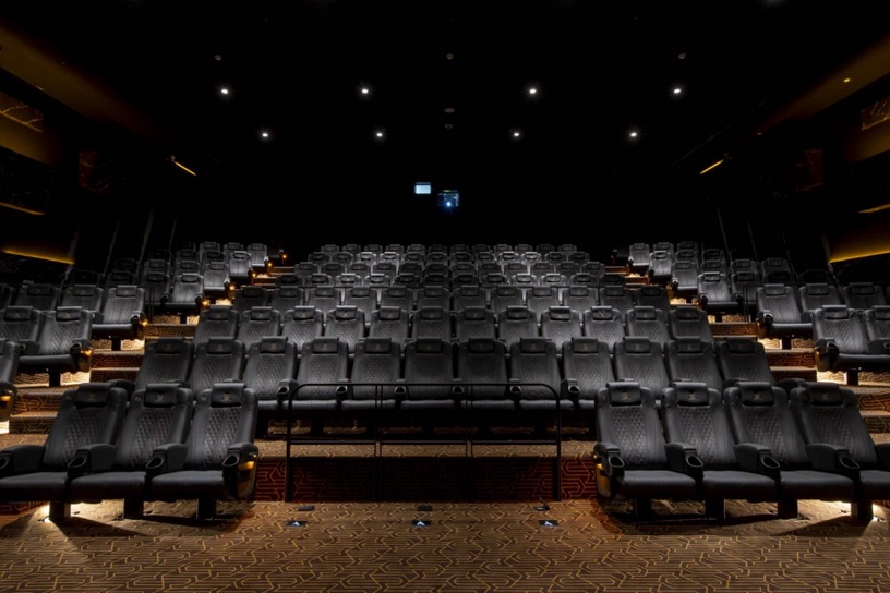 A13威秀影城 MUVIE CINEMAS「超豪華影廳」!頭等艙包廂座位，躺著看電影佐美酒~ - BEAUTY美人圈