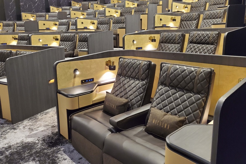 A13威秀影城 MUVIE CINEMAS「超豪華影廳」!頭等艙包廂座位，躺著看電影佐美酒~ - BEAUTY美人圈