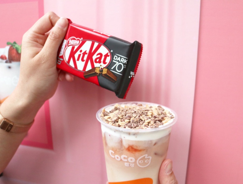 KitKat搭上芝士奶蓋！CoCo「KitKat 莓果戀人」，撒上KitKat脆片，讓莓果系列更升級 - BEAUTY美人圈